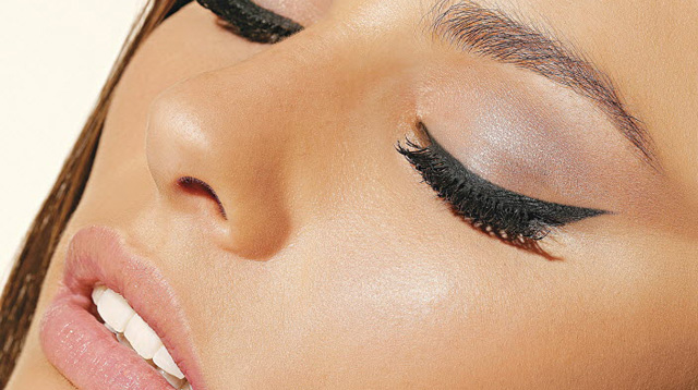 21 Genius Eyeliner Hacks Every Woman Needs To Know
