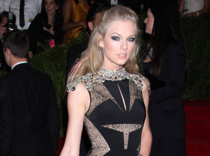 Fan Arrested For Trespassing Taylor Swifts Home