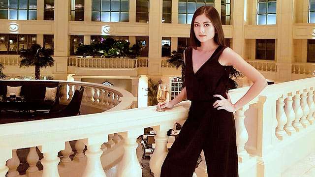 This Cool Girl's Style Is Feminine and Comfortable