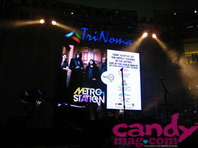 Metro Station Makes Manila Dance