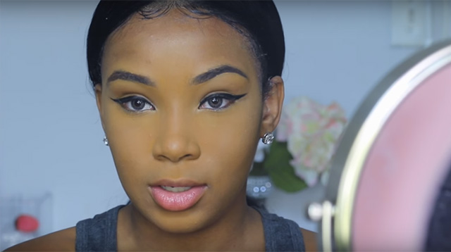 This Woman Made A Flawless Cat Eye With Just Her Finger