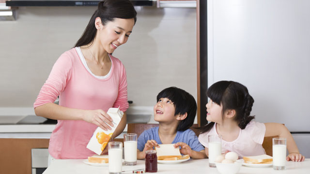 5 Fun Ways to Manage Mealtime Distractions