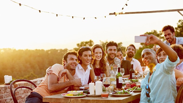 8 Struggles Every Barkada Goes Through When Dining