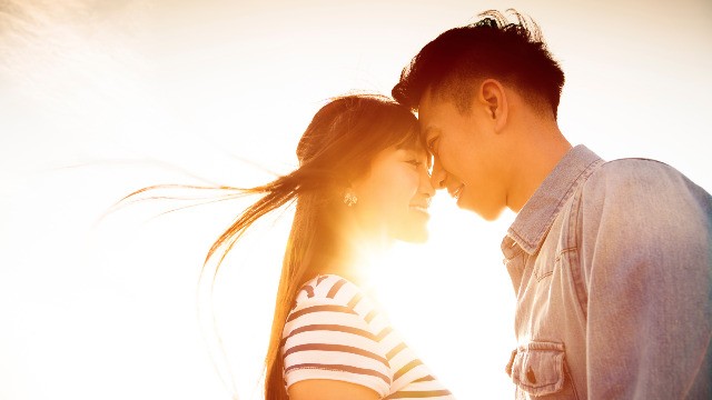 QUIZ: Is It Okay to Lean In for a Kiss?
